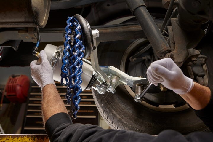 Installing automatic tire chains is easy for the mechanic?