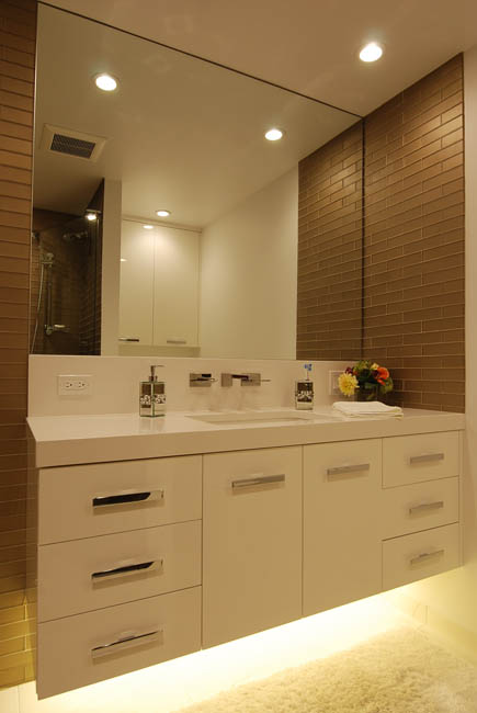 Pros & Cons of Wall-Mounted Vanities with Lighting Underneath